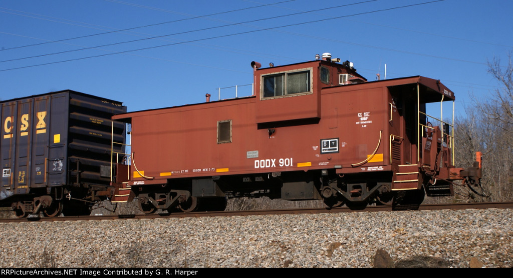 603 - DODX caboose 901 broadside on rear of Q303.